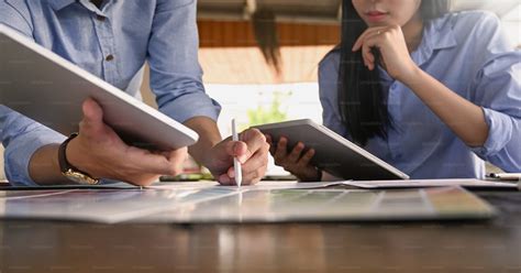 회의실에서 데이터를 분석하고 프로젝트 전략에 대해 이야기하는 비즈니스 사람들의 잘린 샷 사진 Unsplash의 태국 이미지