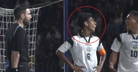 Cầu Thủ Timor Leste Cười Bất Lực Trọng Tài Bỏ Qua Lỗi Lớn Của Chủ Nhà