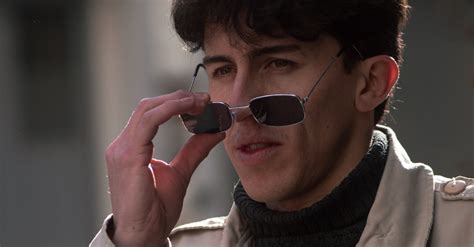 Портрет мужчины в солнцезащитных очках на открытом воздухе · Бесплатные стоковые фото