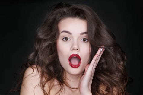 表情惊讶的年轻女孩图片 妆容精致的年轻女孩面露惊讶表情素材 高清图片 摄影照片 寻图免费打包下载