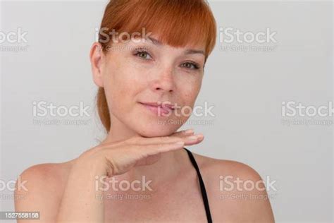 하얀 바탕에 턱 밑에 주근깨가 있는 자른 백인 중년 여성의 초상화 여자에 대한 스톡 사진 및 기타 이미지 여자 빨간 머리