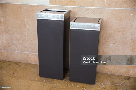 재활용 쓰레기통 옆에 넘쳐나는 쓰레기통은 환경 문제를 해결하고 자연을 보존하기 위해 적절한 폐기물 관리 및 재활용의 중요성을