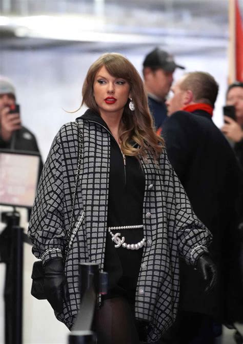 Taylor Swifts Fans Think Singer Had Plastic Surgery And Thats Why She