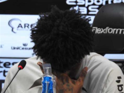 Hugo Souza chora após compra pelo Corinthians e vê Seleção como sonho