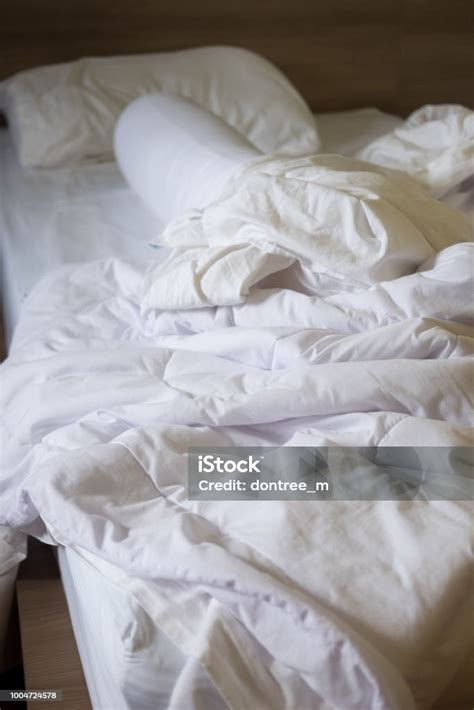 깰된 침대 구겨진된 침대 시트와 베개 편안한이 불 수 면 아침에 깨어난 후 0명에 대한 스톡 사진 및 기타 이미지 0명