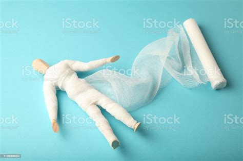 상처와 부상 거즈 붕대를 가진 사람의 모습 응급 응급 골절사고 0명에 대한 스톡 사진 및 기타 이미지 0명 거즈 건강