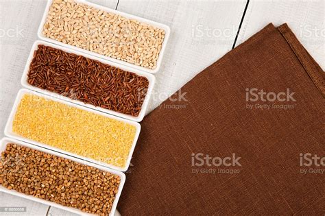 흰색 나무 테이블에 그릇과 테이블 냅킨에 다양한 그로트 0명에 대한 스톡 사진 및 기타 이미지 0명 건강한 식생활 곡초류
