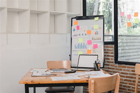 나무 테이블 차트 스티커 메모가 있는 현대적인 사무실 작업 공간입니다 환경은 밝고 체계적이며 생산성과 협업에 이상적입니다 0명에 대한 스톡 사진 및 기타 이미지 Istock