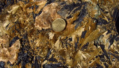 Geolog Imaggeo On Monday Hedenbergite Ilvaite Skarn Calamita