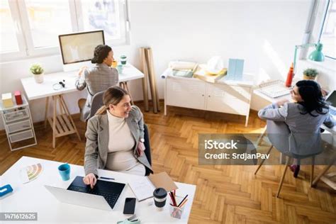 다인종 여성 동료들과 함께 사무실에서 노트북으로 일하는 임신한 백인 사업가 30 34세에 대한 스톡 사진 및 기타 이미지 30 34세 35 39세 경영자 Istock