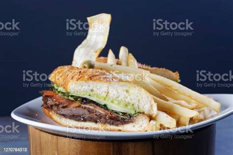 토마토 양상추 아보카도 드레싱을 곁들인 소고기 바게트와 감자 튀김 0명에 대한 스톡 사진 및 기타 이미지 0명 감자 요리 라틴 아메리카 Istock