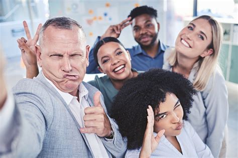 창의적이고 재미 있고 비즈니스 팀이 회사 사무실에서 함께 셀카를 찍습니다 행복한 직원 친구들이 회사 회의실에서 어리석고 재미있고 코믹한 작업 사진을 찍고 있습니다 20 24