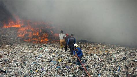 Dua Hektare Lahan TPA Tegal Terbakar Asap Tebal Ganggu Warga Foto