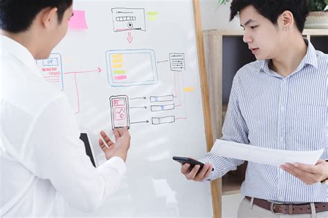 창조적인 Ux 디자이너 팀 개발 스마트폰 화면에 와이어 프레임 스케치 레이아웃 디자인 이랑 해결책에 대한 스톡 사진 및 기타