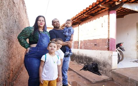 Famílias São João da Paraúna recebem chaves de casas a custo zero AGEHAB