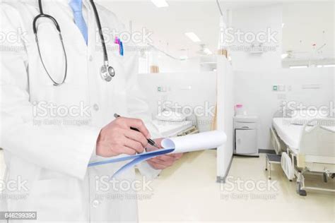 의사가 의학적 배경을 가진 의료 처방전을 작성합니다 간호사에 대한 스톡 사진 및 기타 이미지 간호사 건강관리와 의술