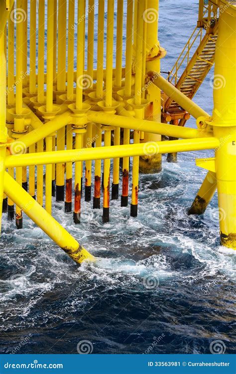 Pijpleidingen In Olie En Gasplatform Stock Afbeelding Image Of