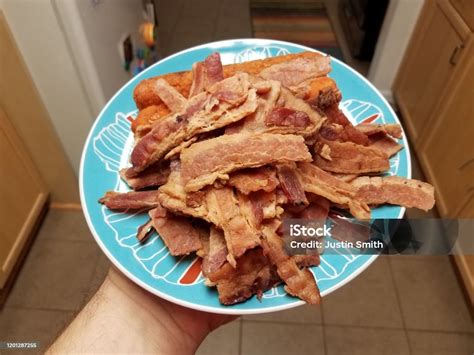 블루 플레이트에 베이컨 고기와 치킨 롤의 손을 들고 더미 고기에 대한 스톡 사진 및 기타 이미지 고기 닭고기 더미 Istock