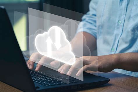 가상 클라우드 및 기술 아이콘 랩톱 컴퓨터를 사용하여 클라우드 컴퓨팅 시스템을 통해 작업을 제어하는 사업가 디지털 화면에 대한 스톡 사진 및 기타 이미지 Istock