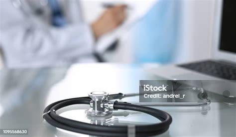 청진 기 바쁜 의사 배경에서 노트북 컴퓨터와 유리 책상에 누워 의학 또는 약 학 개념 의사 작업 테이블에서 의료 도구 0명에 대한 스톡 사진 및 기타 이미지 Istock