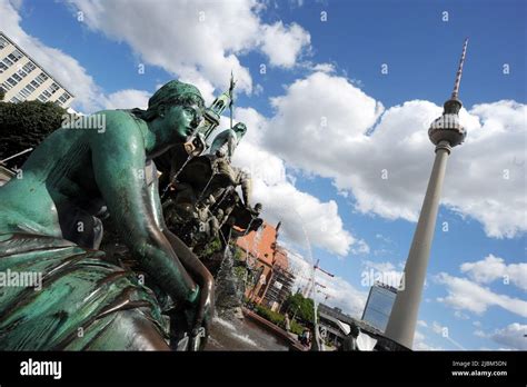 Neptunbrunnen Neptune Fountain Berlin Stock Photo Alamy