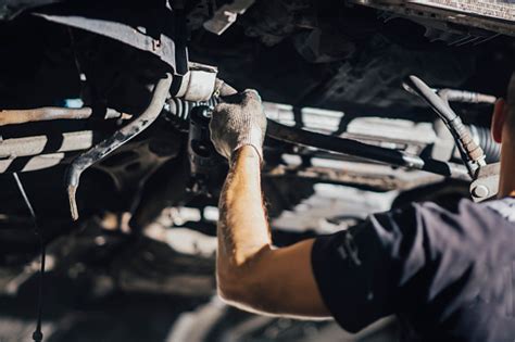 자동차 서스펜션 진단 자동 정비사 터치 서스펜션 암 및 무음 블록 기계공에 대한 스톡 사진 및 기타 이미지 기계공 기술자 렌치 Istock