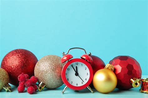 메리 크리스마스 와 빨간 빈티지 알람 시계 와 파란 배경에 크리스마스 선물 상자 파티 휴일 및 박싱 데이 컨셉 12월에 대한