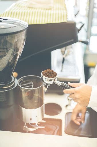 카페에서 원두 커피와 바리 스타 지주 Portafilter 에스프레소 커피를 만들기 위해 준비 합니다 기업 재무와 산업에 대한 스톡 사진 및 기타 이미지 Istock