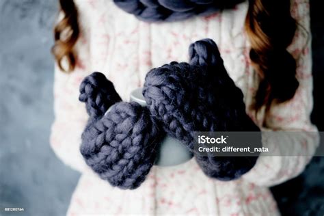 겨울 패션 액세서리입니다 젊은 여 자가 입은 추운 날씨에 대 한 회색 머리 망 모자와 장갑 차 한 잔 들고 개인 장식품에 대한 스톡 사진 및 기타 이미지 Istock