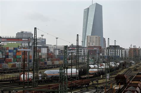 Dilemma over cuts remains as ECB keeps interest rates on hold | Daily Sabah