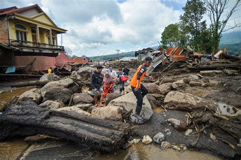 Floods Kill 43 In Indonesias West Sumatra 15 Missing