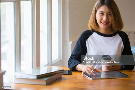 아시아 아름 다운 여자 프리랜서 작업 와 A 태블릿 에 이 창 에 이 창 의 그녀의 집 행복하게 에 아침 따뜻한 빛 계획에 대한