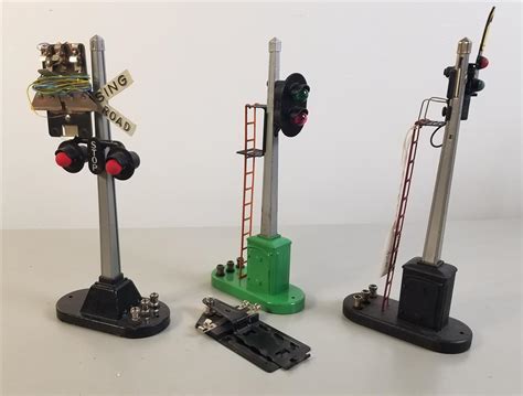 Lot Lionel O Gauge Post War Box Lot Including 151 Semaphore 153 Block Signal 154 Crossing
