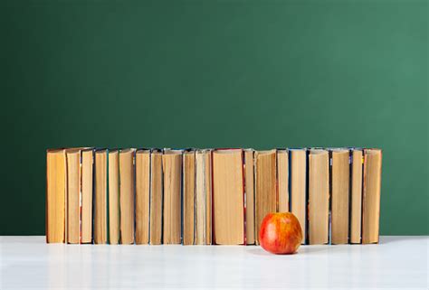 학교로 돌아가서 빈 녹색 교육 위원회 배경 교육 개념과 책과 빨간 사과의 더미 0명에 대한 스톡 사진 및 기타 이미지 0명 9월 개념 Istock