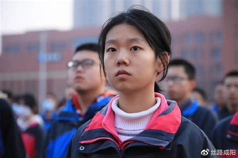 咸阳彩虹中学举行“学雷锋”活动月启动仪式主题晨会