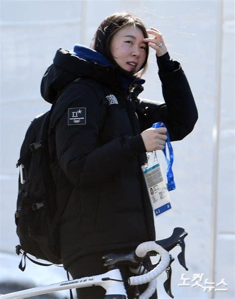 강릉선수촌 바라보는 스피드스케이팅 노선영 노컷뉴스