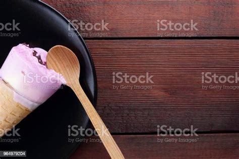 검정 잉크 판에 초콜릿 아이스크림 콘 어두운 나무 배경에 아이스크림입니다 나무 숟가락으로 와플 컵에 차가운 우유 디저트 여름
