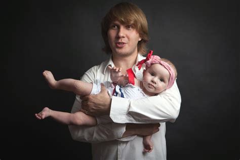 Padre Y Su Hija Recién Nacida Del Bebé Imagen de archivo Imagen de
