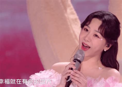 假唱、痛哭、撞脸蔡明、嘴里冒白烟，今年的跨年晚会真抓马！假唱杨紫跨年晚会新浪新闻