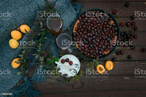 소박한 나무 배경에 신선한 체리와 체리 파이 나무 테이블에 파이 차 한 잔 과일로 정중합니다 아늑한 분위기와 2인용 로맨틱한 아침 식사 0명에 대한 스톡 사진 및 기타