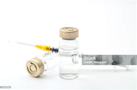 백신 보툴리눔 독소 및 인슐린 앰플 개념 테마와 유리 바이알 주사기 옆에 투명 한 액체와 피하 바늘 흰색 배경에 격리 감기와 독감에 대한 스톡 사진 및 기타 이미지 Istock