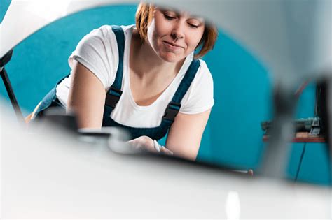 자동차 후드를 통해 작업복을 입은 젊은 백인 정비사 여성에게 볼 수 있습니다 여성의 평등의 개념 개념에 대한 스톡 사진 및 기타 이미지 Istock