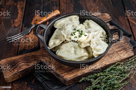 수제 만두 바레니키 피에로기 팬에 감자로 채워진 어두운 나무 배경 맨 위 보기 만두에 대한 스톡 사진 및 기타 이미지 만두