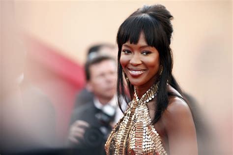 Naomi Campbell Nuda In Metro Bella Come Un Tempo