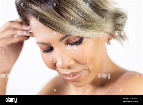 Retrato De Primer Plano De Una Cara De Una Chica Asiática Bonita Joven