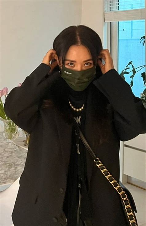 패션엔 엄정화 54세 디바의 강렬한 올 블랙룩 ‘범접할 수 없는 카리스마