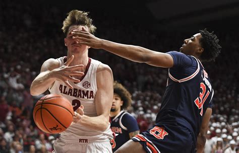 Alabama Hangs On To End No 8 Auburns Win Streak Reuters
