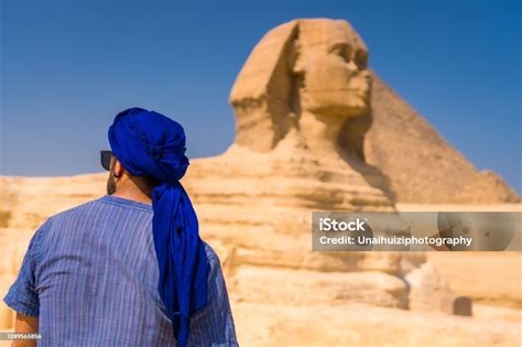 파란색과 파란색 터번을 입은 기자의 대스핑크스를 즐기고 감탄하는 젊은 관광객 카이로 이집트 35 39세에 대한 스톡 사진 및 기타 이미지 Istock