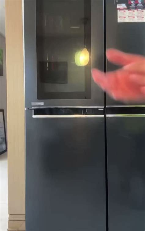 롬🍀 On Twitter 이남자는진짜모든걸 다 보여줍니다 박수치면냉장고불켜지는거진짜라고냅다 카메라돌리는남자 와중에 자세 개웃기고킹받음 띠발ㅠㅠ 아 알겟어요 켜지는거