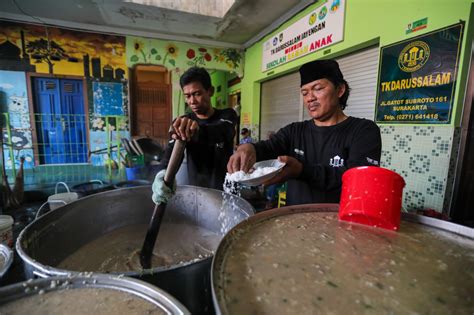 Bubur Samin Khas Banjar Di Masjid Darussalam Solo Primadona Buka Puasa